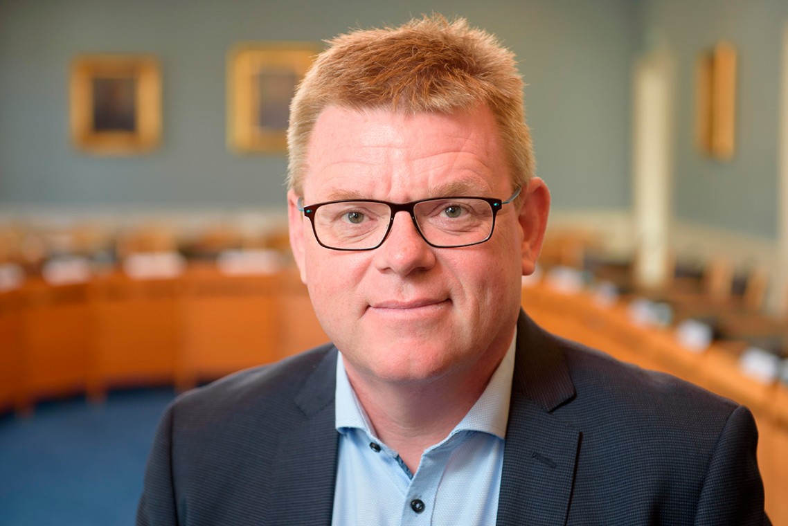 Genåbning: Borgmester og Covid-19 ekspert deler værnemidler ud ...